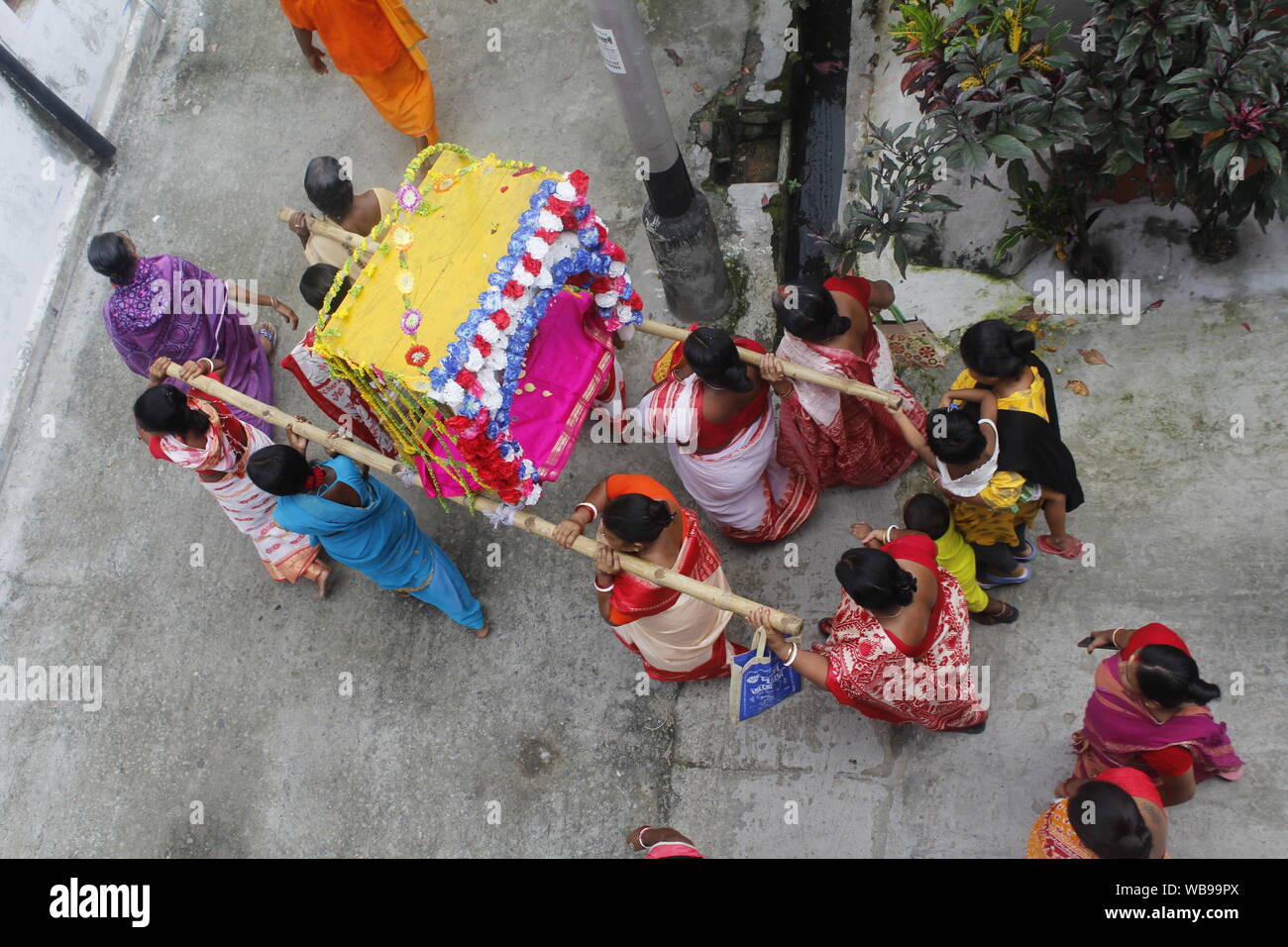 Kolkata, India. 25th Aug, 2019. People from Hindu religion celebrating ...