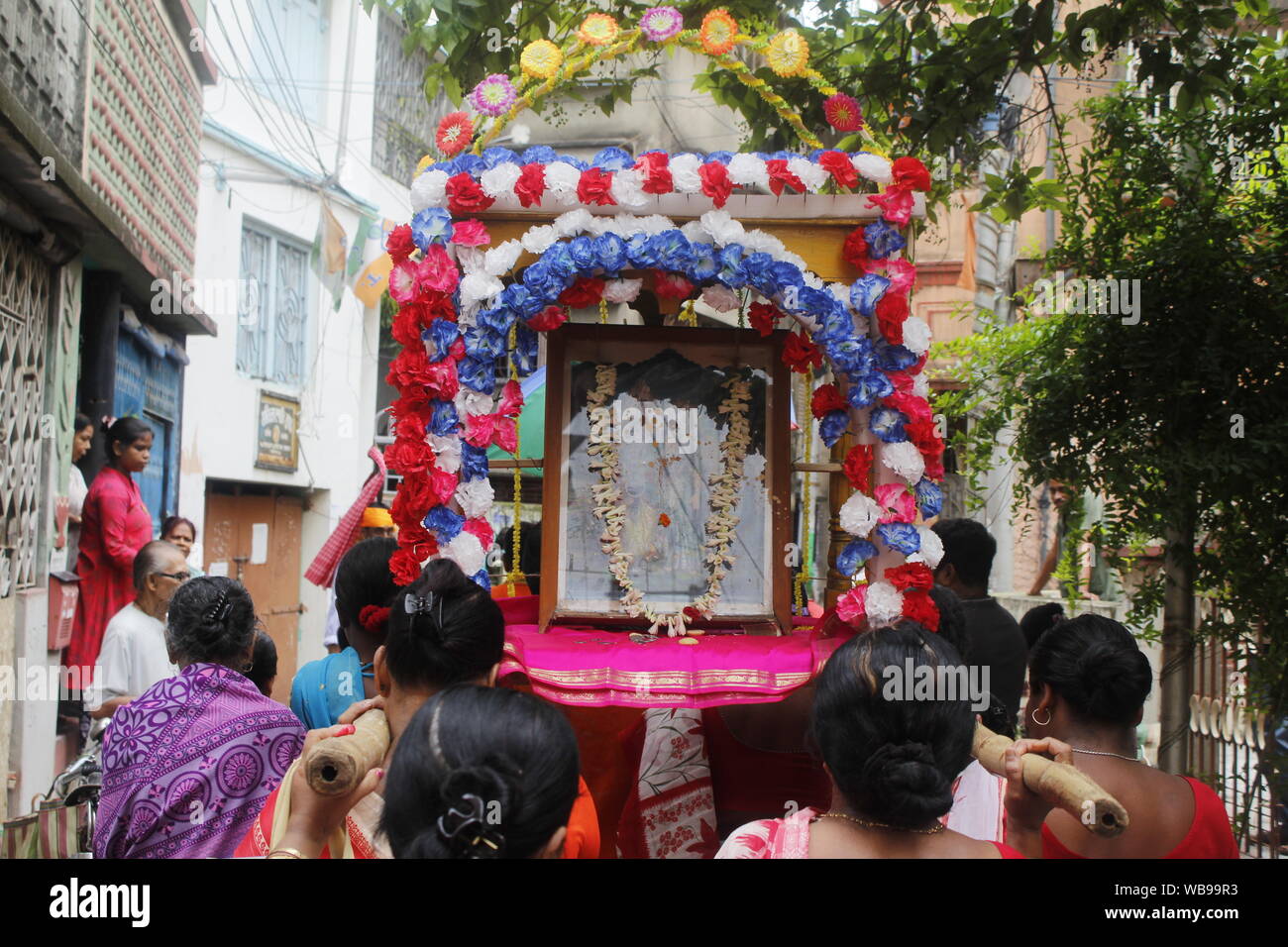 Kolkata, India. 25th Aug, 2019. People from Hindu religion celebrating ...