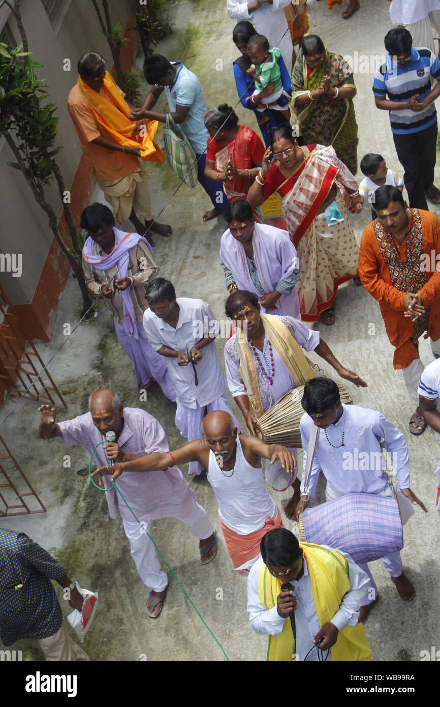Kolkata, India. 25th Aug, 2019. People from Hindu religion celebrating ...