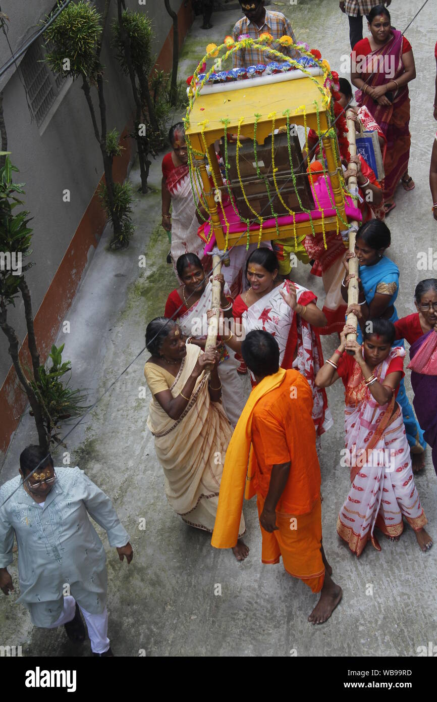 Kolkata, India. 25th Aug, 2019. People from Hindu religion celebrating ...