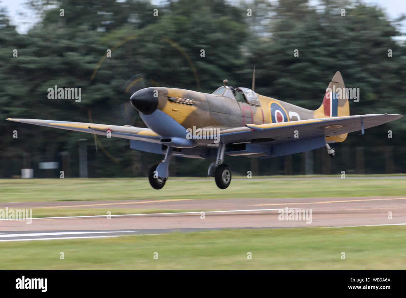 supermarine spitfire aircraft landing Stock Photo - Alamy