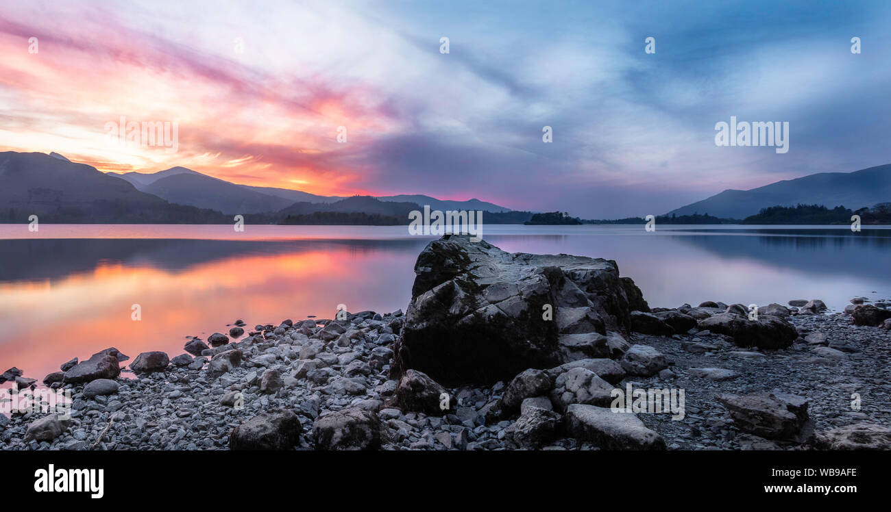 Sunset at Lake District with beautiful sky and landscape reflections in ...