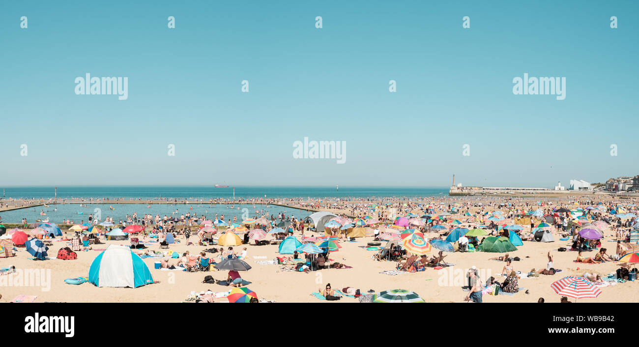 Bank holiday at the seaside hi-res stock photography and images - Alamy