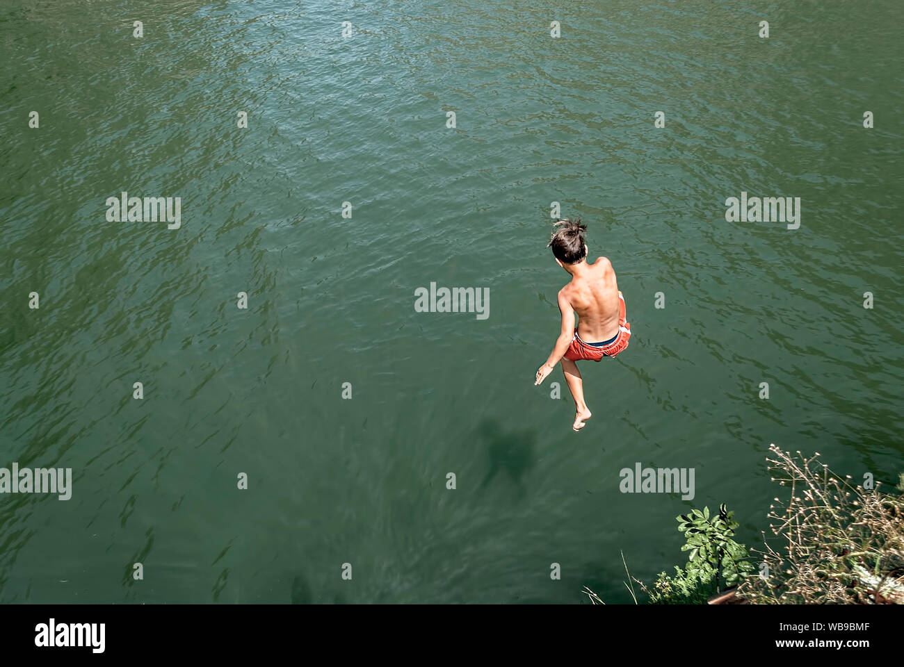 Kids jump into lake hi-res stock photography and images - Alamy