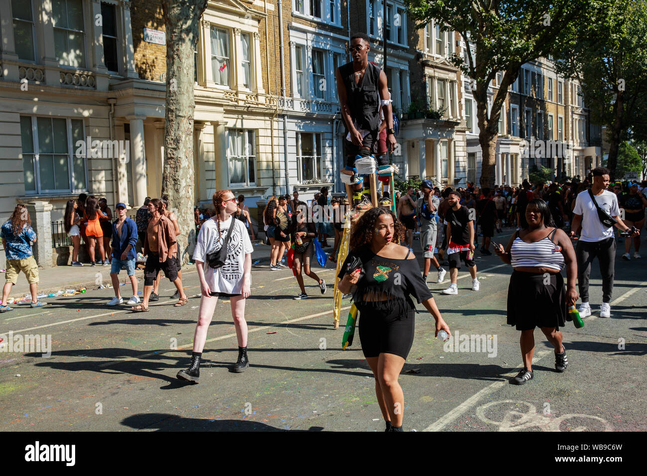Ladbroke Grove, London, UK 25th August 2019, Carnival performers and ...