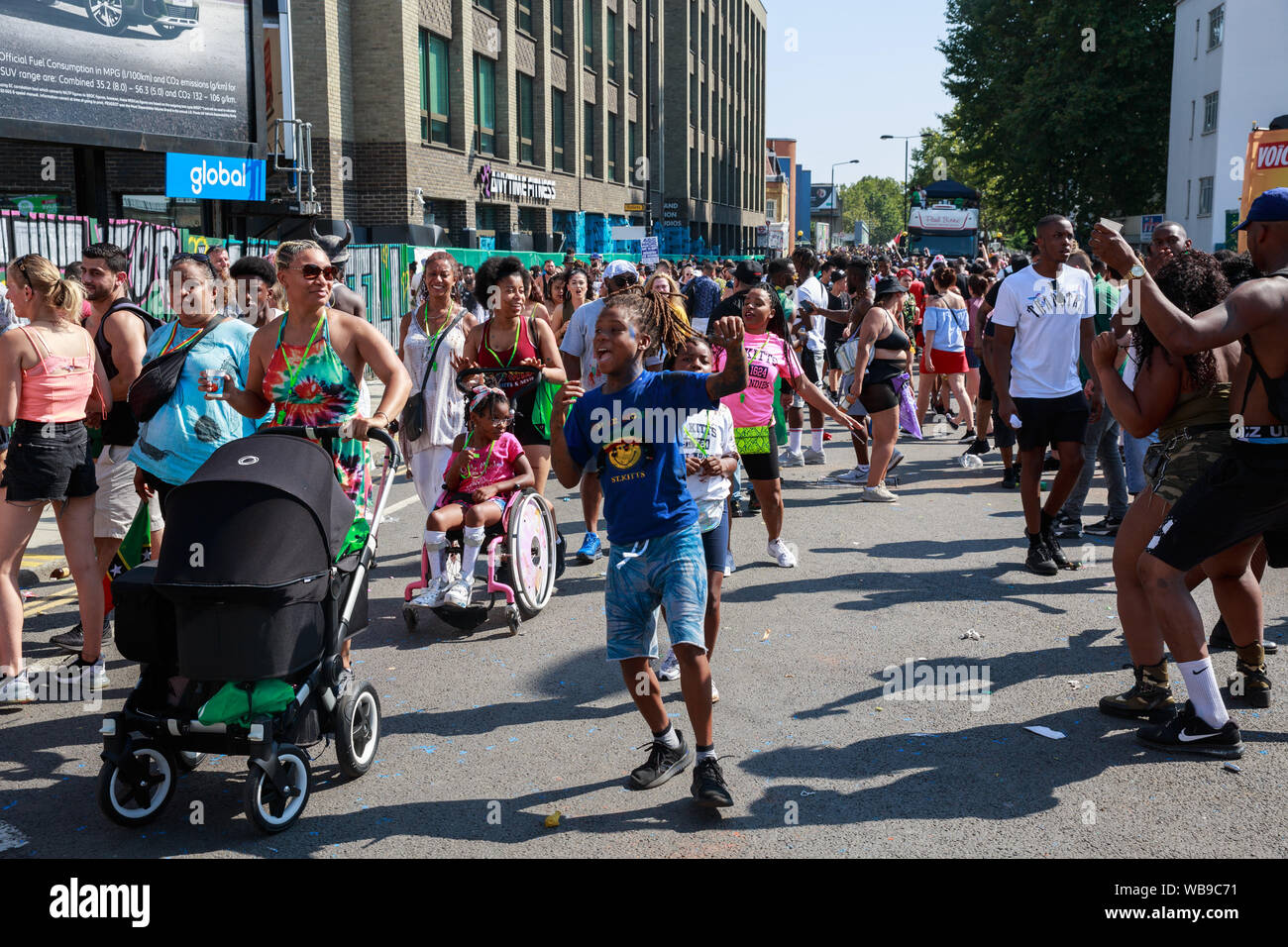 Ladbroke Grove, London, UK 25th August 2019, Carnival performers and ...