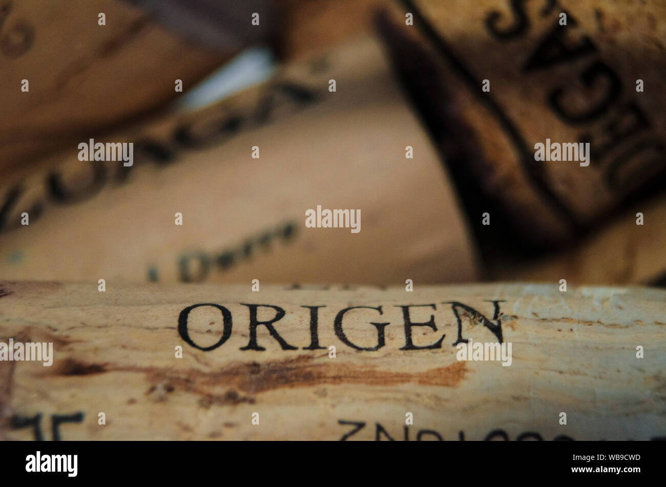 Closeup of wine corks and the word "origin" in spanish Stock Photo - Alamy