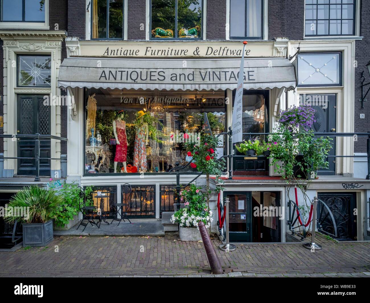 Vintage store front hi-res stock photography and images - Alamy