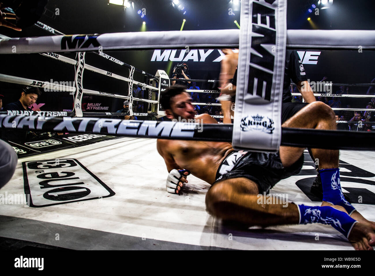 Muay thai fighting in Bangkok in Thailand Stock Photo - Alamy