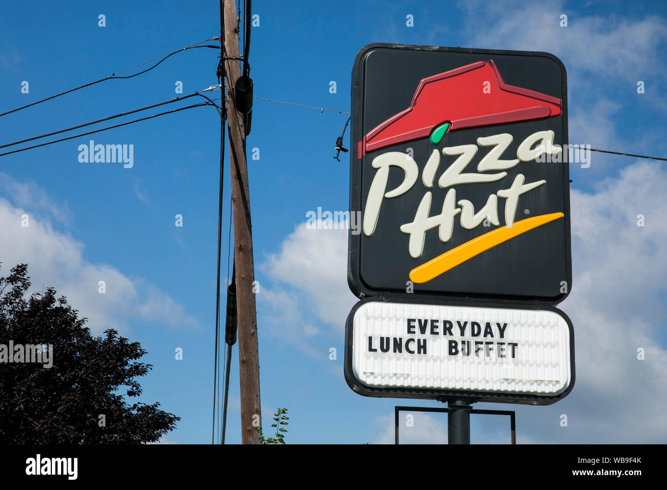 A logo sign outside of a Pizza Hut restaurant location in Breezewood ...