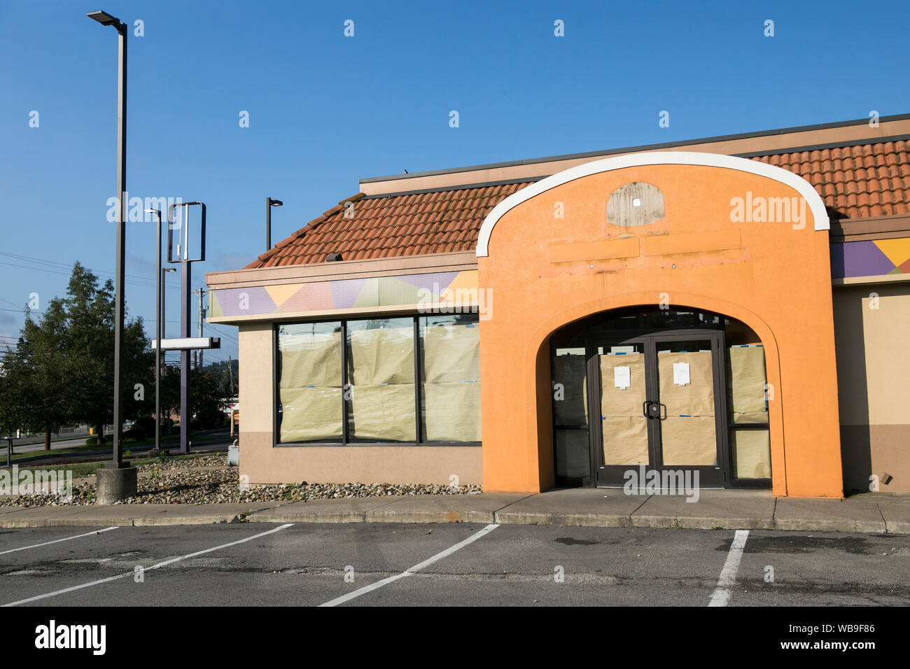 Taco bell sign hi-res stock photography and images - Alamy