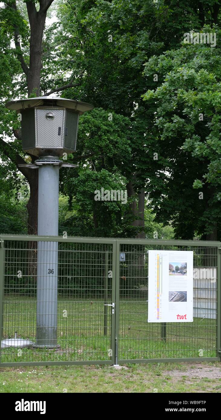 Deep well hi-res stock photography and images - Alamy