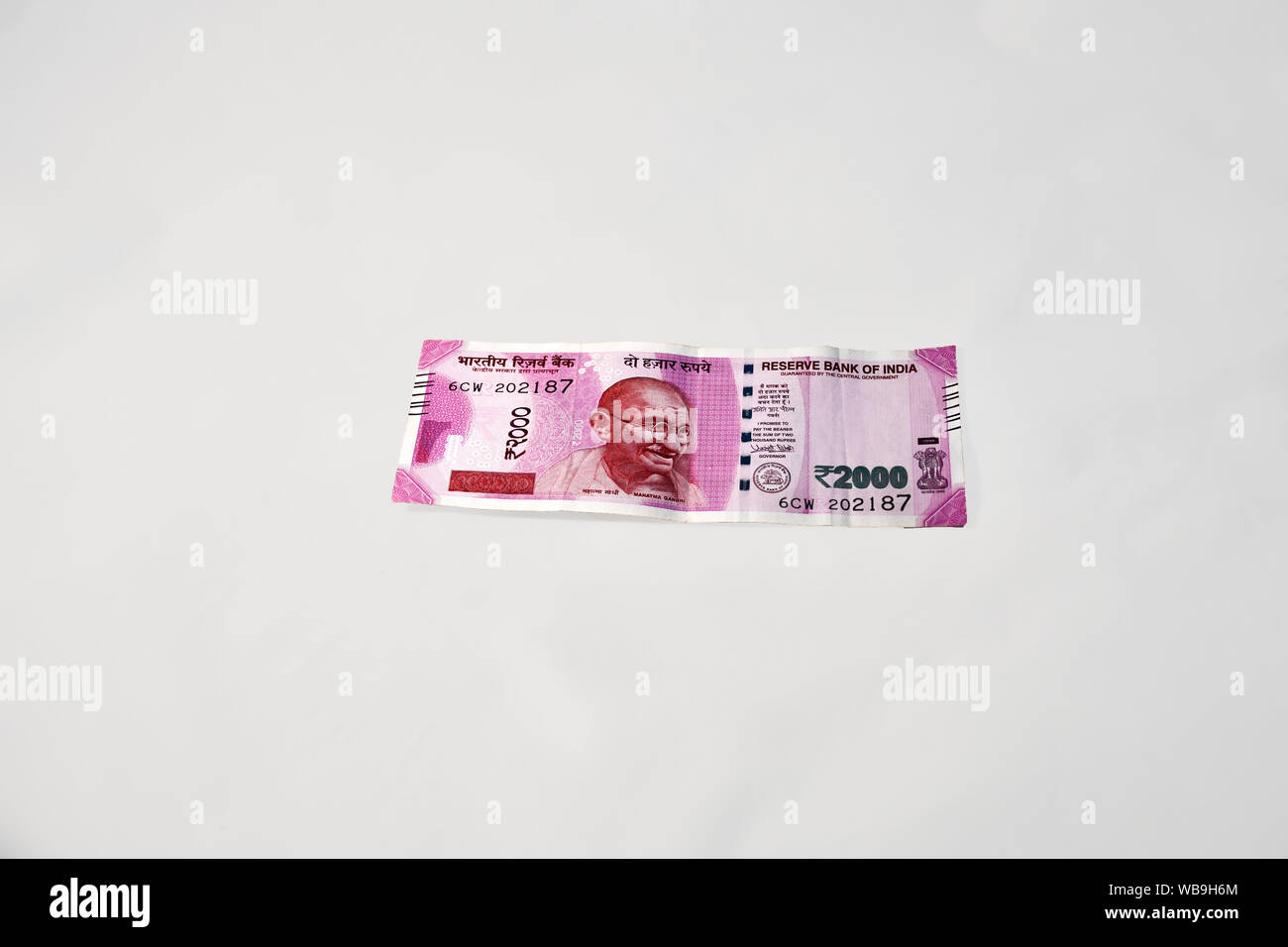 Indian currency two thousand rupees hi-res stock photography and images ...