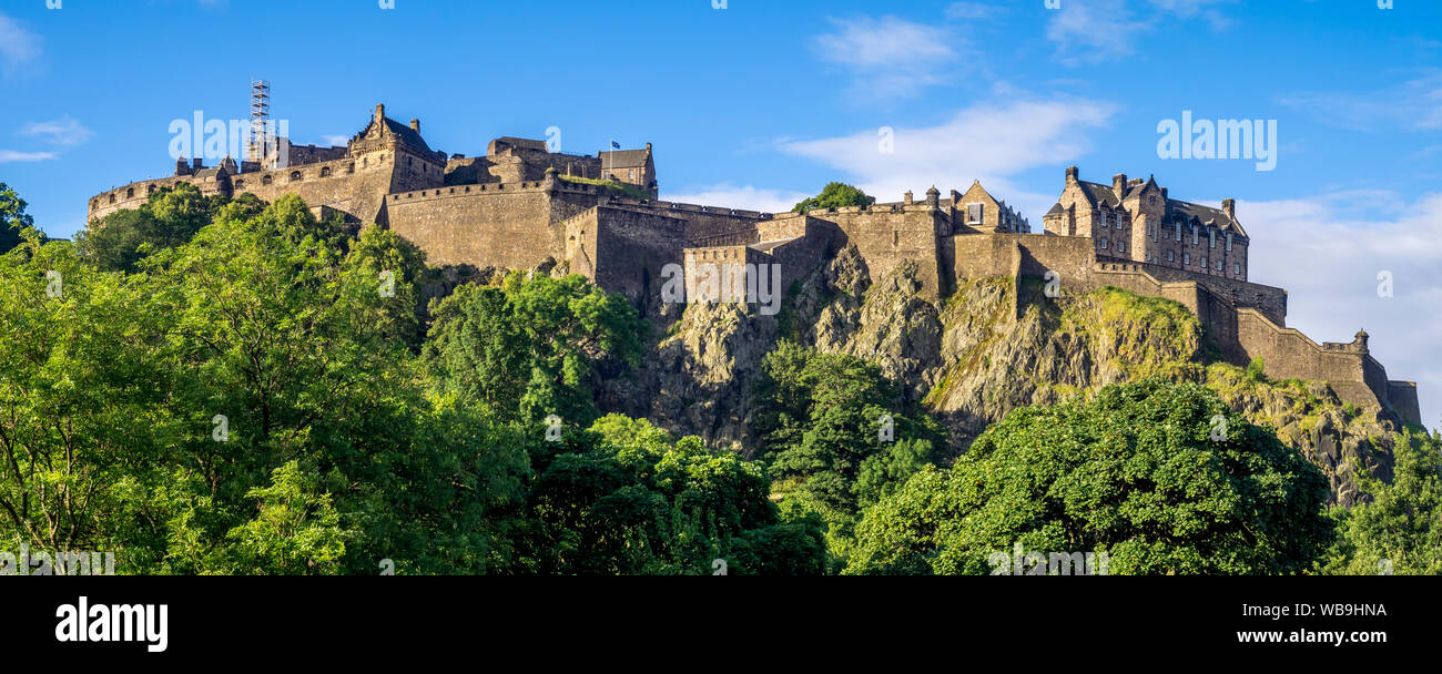 Panoramic image edinburgh castle hi-res stock photography and images ...