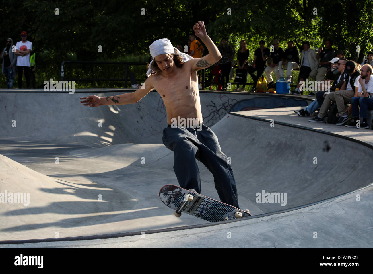 Middle skate hi-res stock photography and images - Alamy