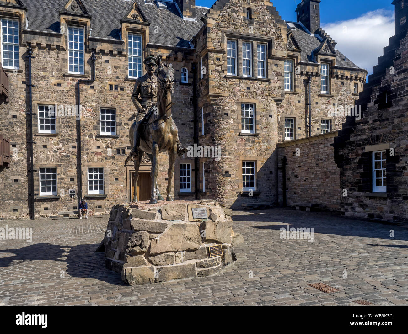 Haig statue edinburgh castle hi-res stock photography and images - Alamy