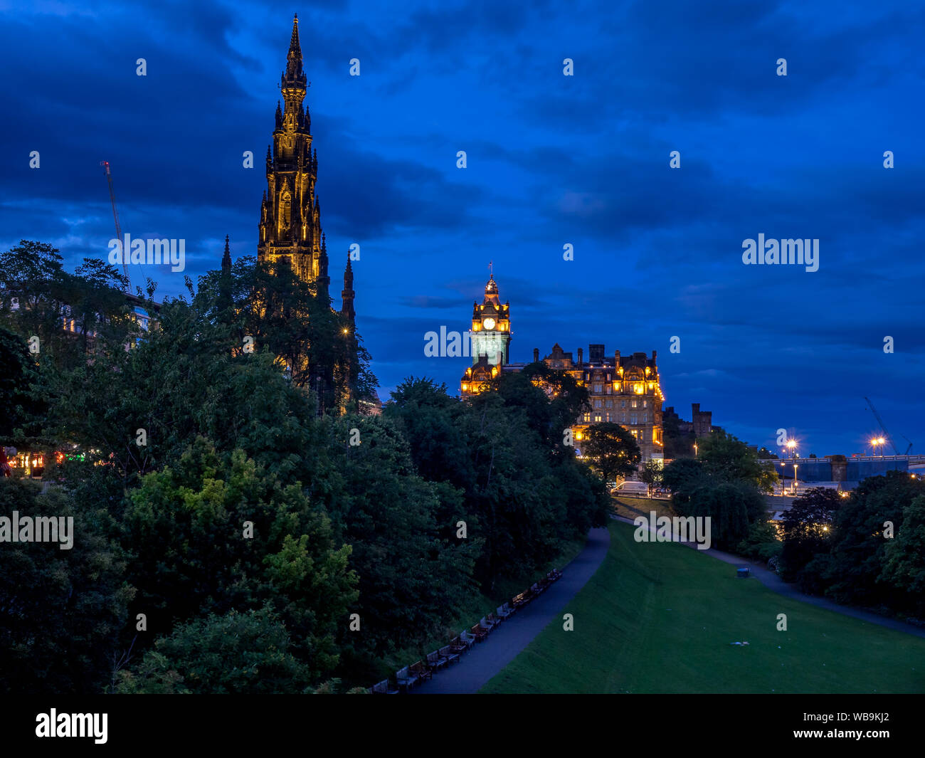 Walter scott monument at night hi-res stock photography and images - Alamy