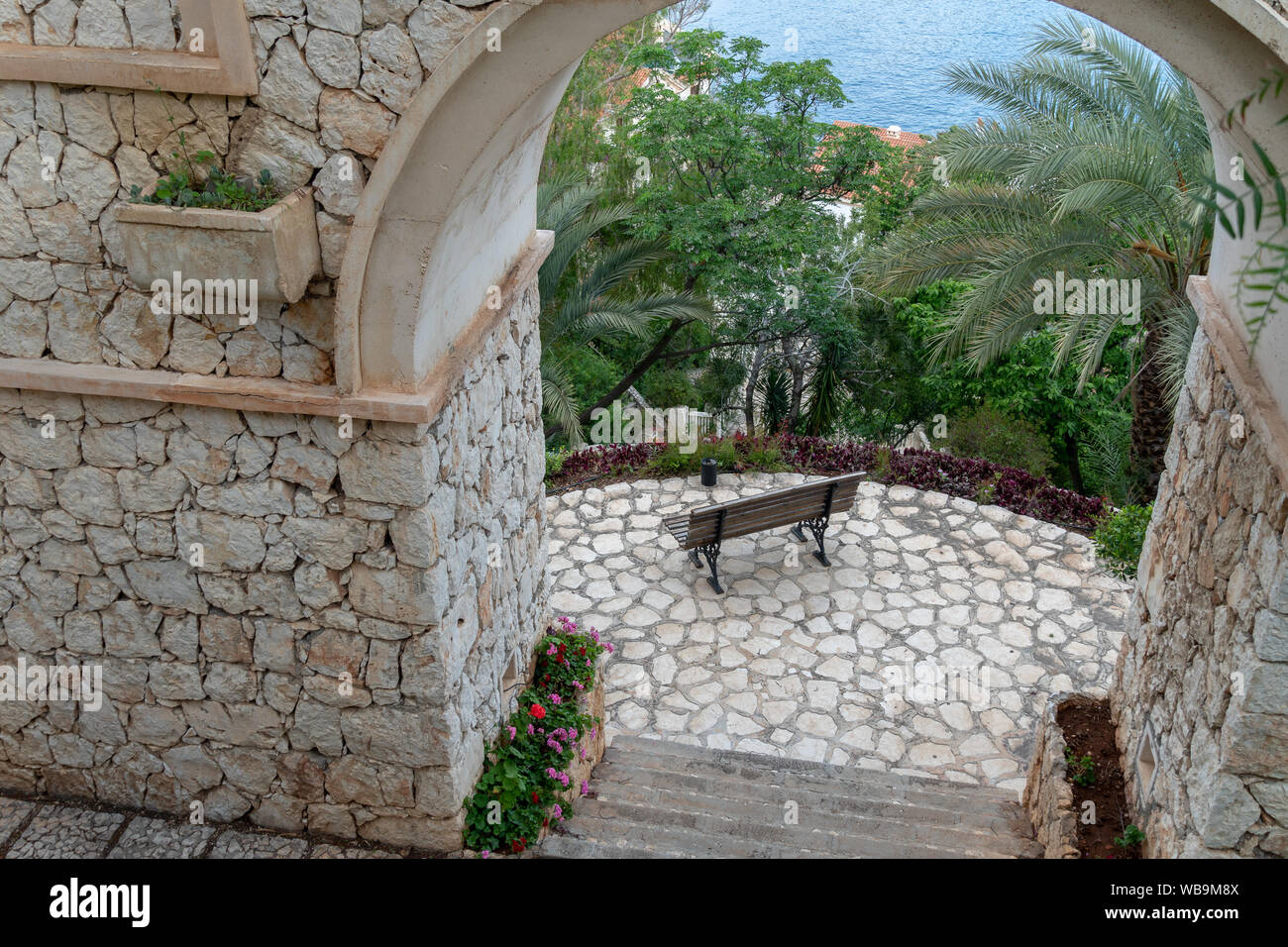 Historic stone archway sea hi-res stock photography and images - Alamy
