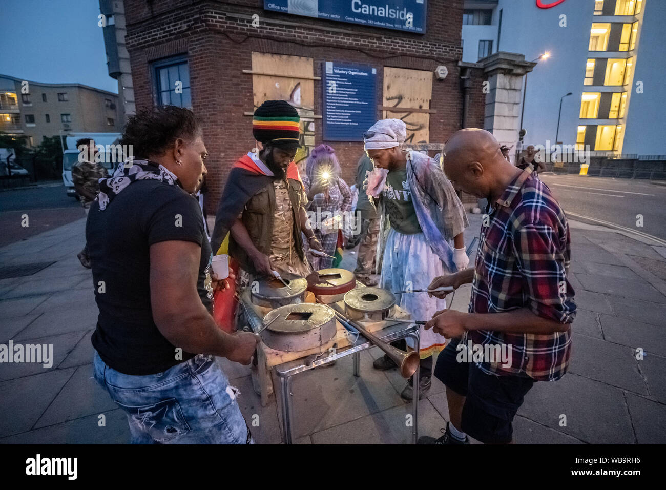 Paint powder fight hi-res stock photography and images - Alamy