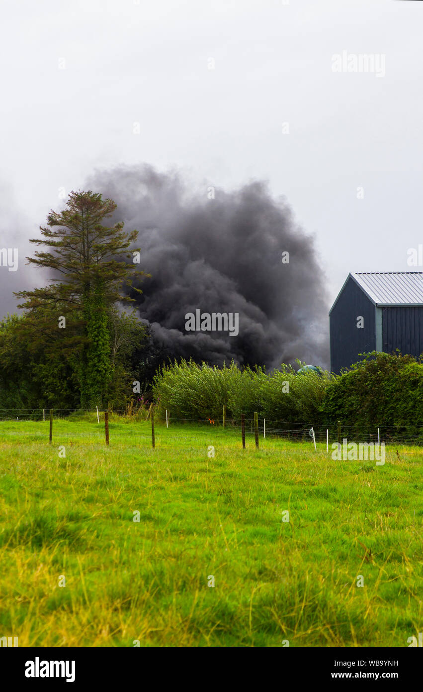 Thick black acrid smoke hi-res stock photography and images - Alamy