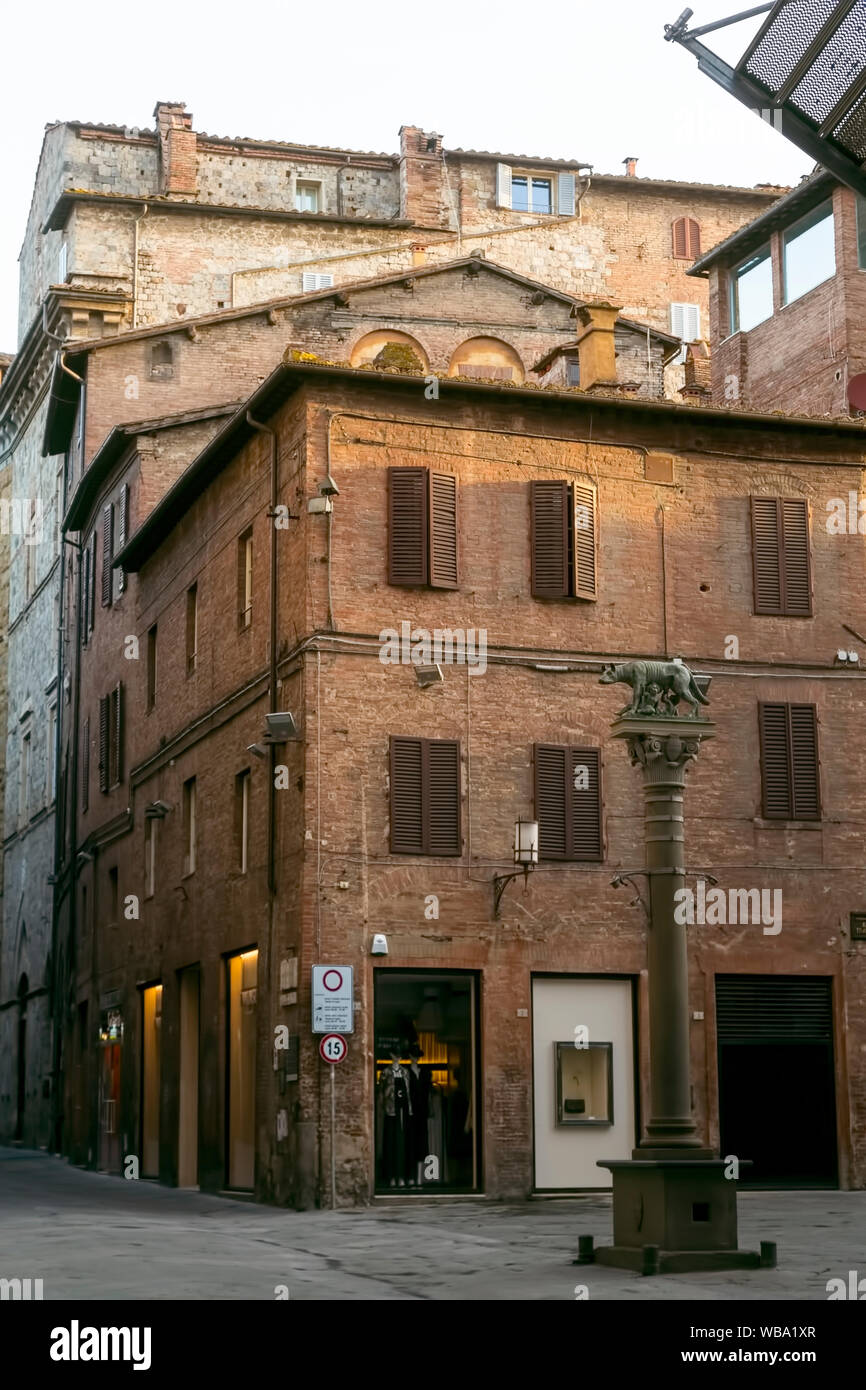 Wolf statue hi-res stock photography and images - Alamy