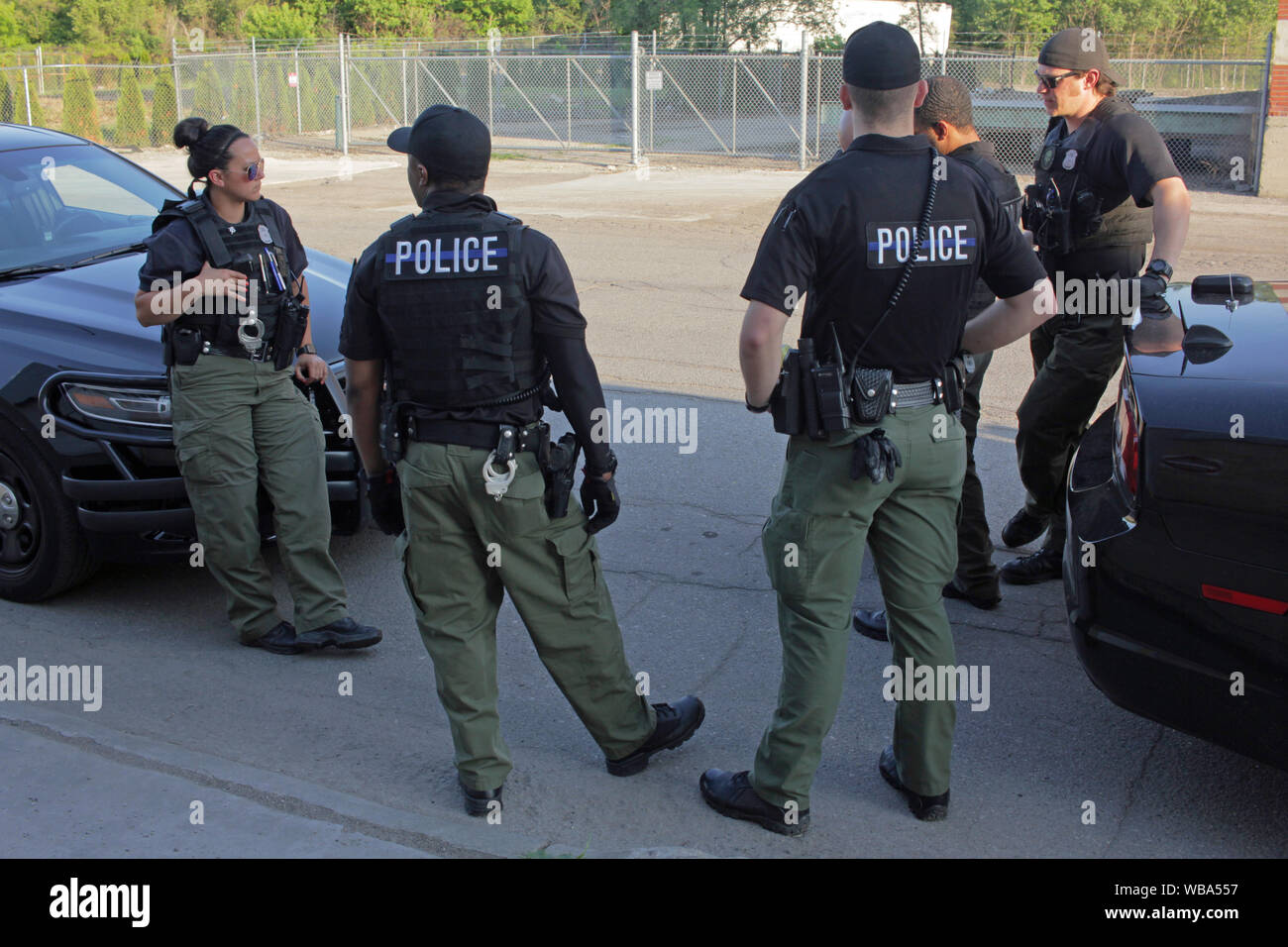 Detroit Special Operations police officers talk by their cars, Detroit ...