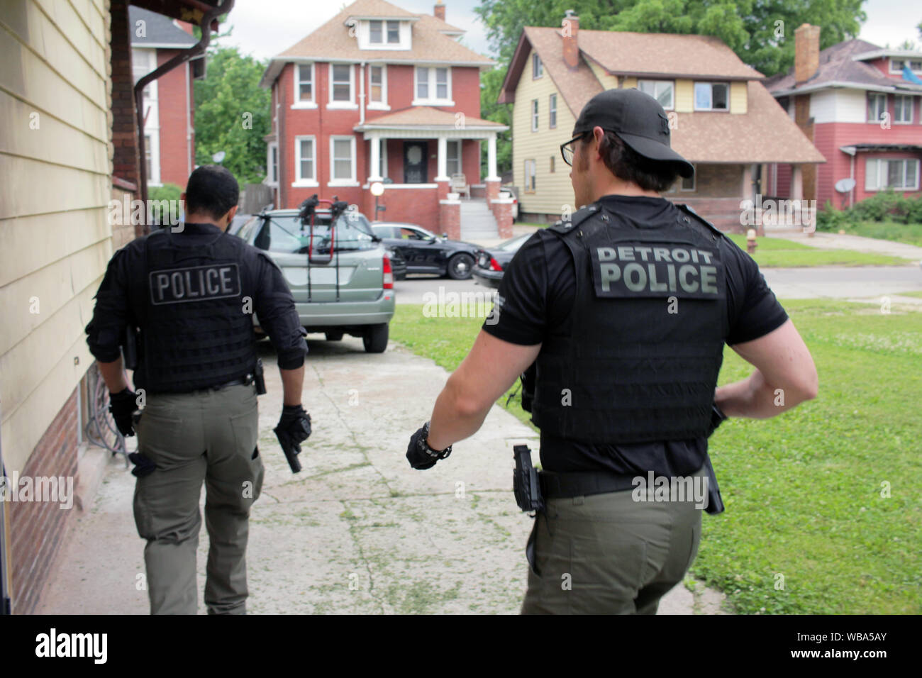 Detroit Special Ops police officers search for a wanted suspect ...