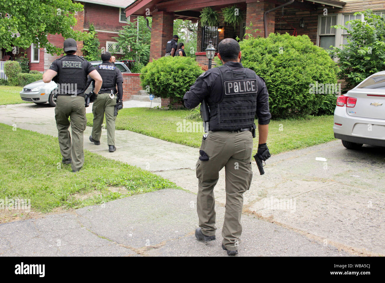 Detroit Special Ops police officers search for a wanted suspect ...