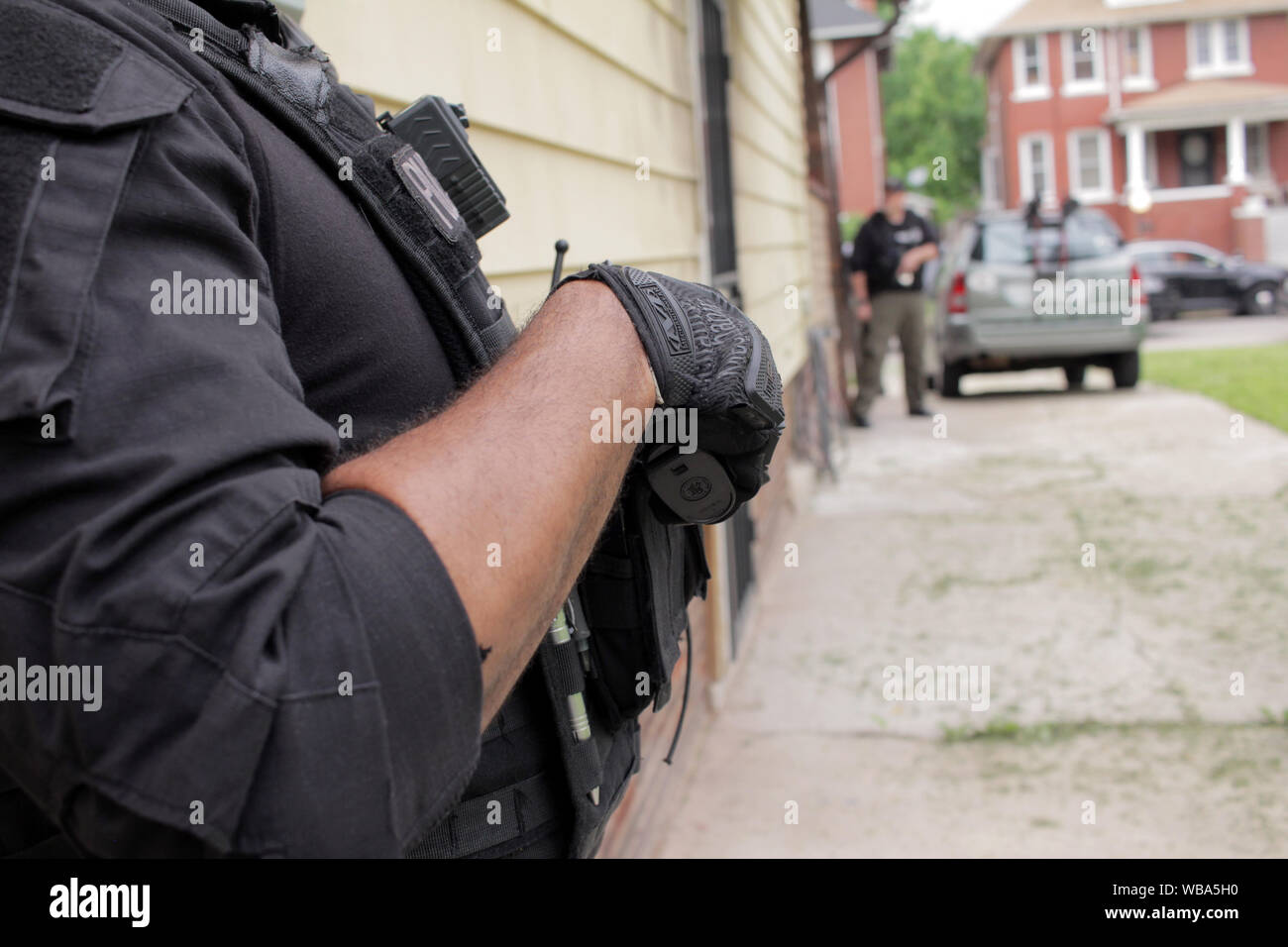 Detroit Special Ops police officers search for a wanted suspect ...