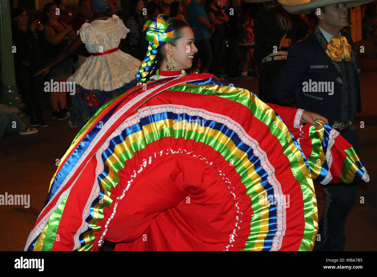 Traditional mexican woman dance hi-res stock photography and images - Alamy