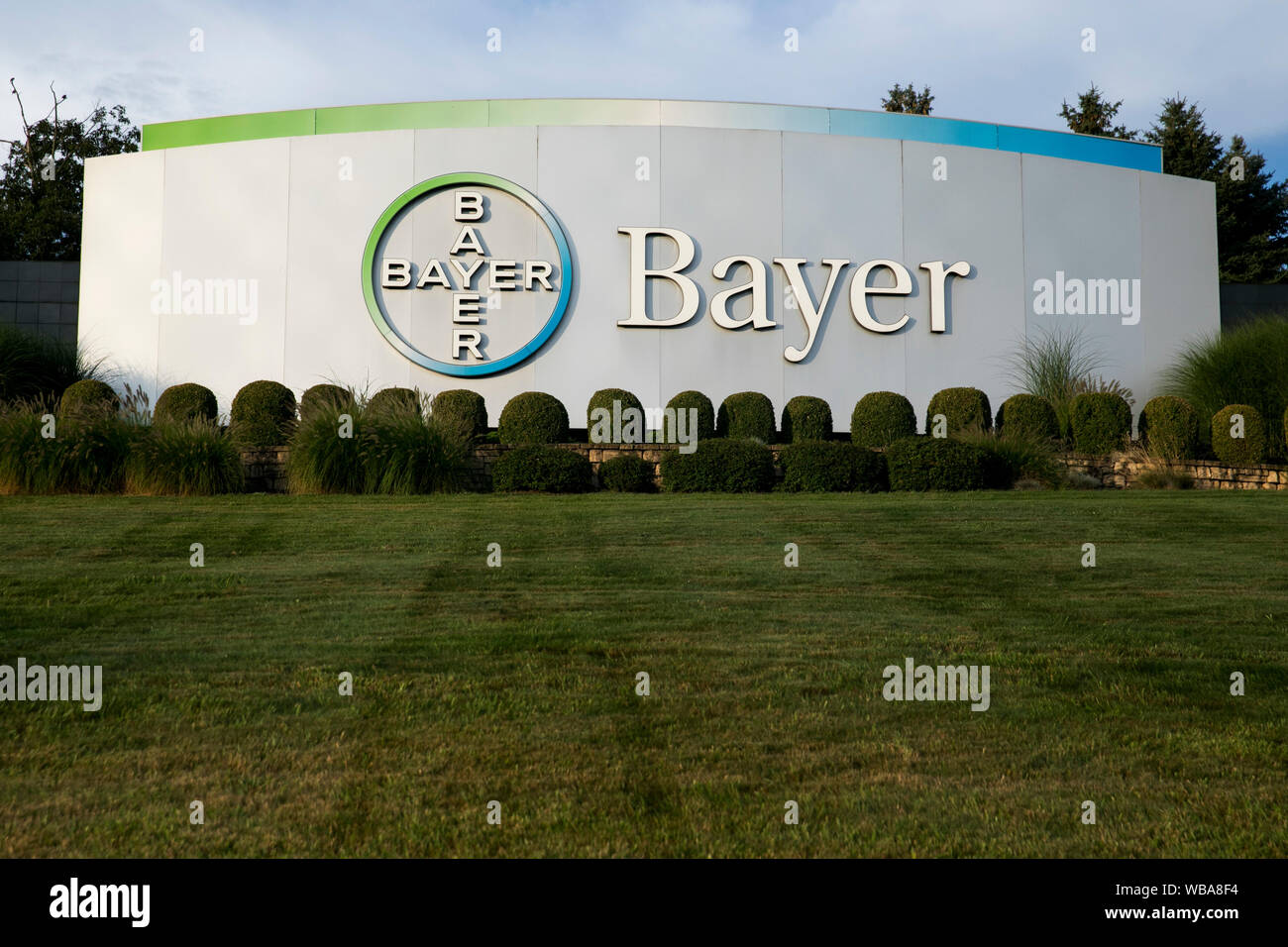 Bayer logo hi-res stock photography and images - Alamy