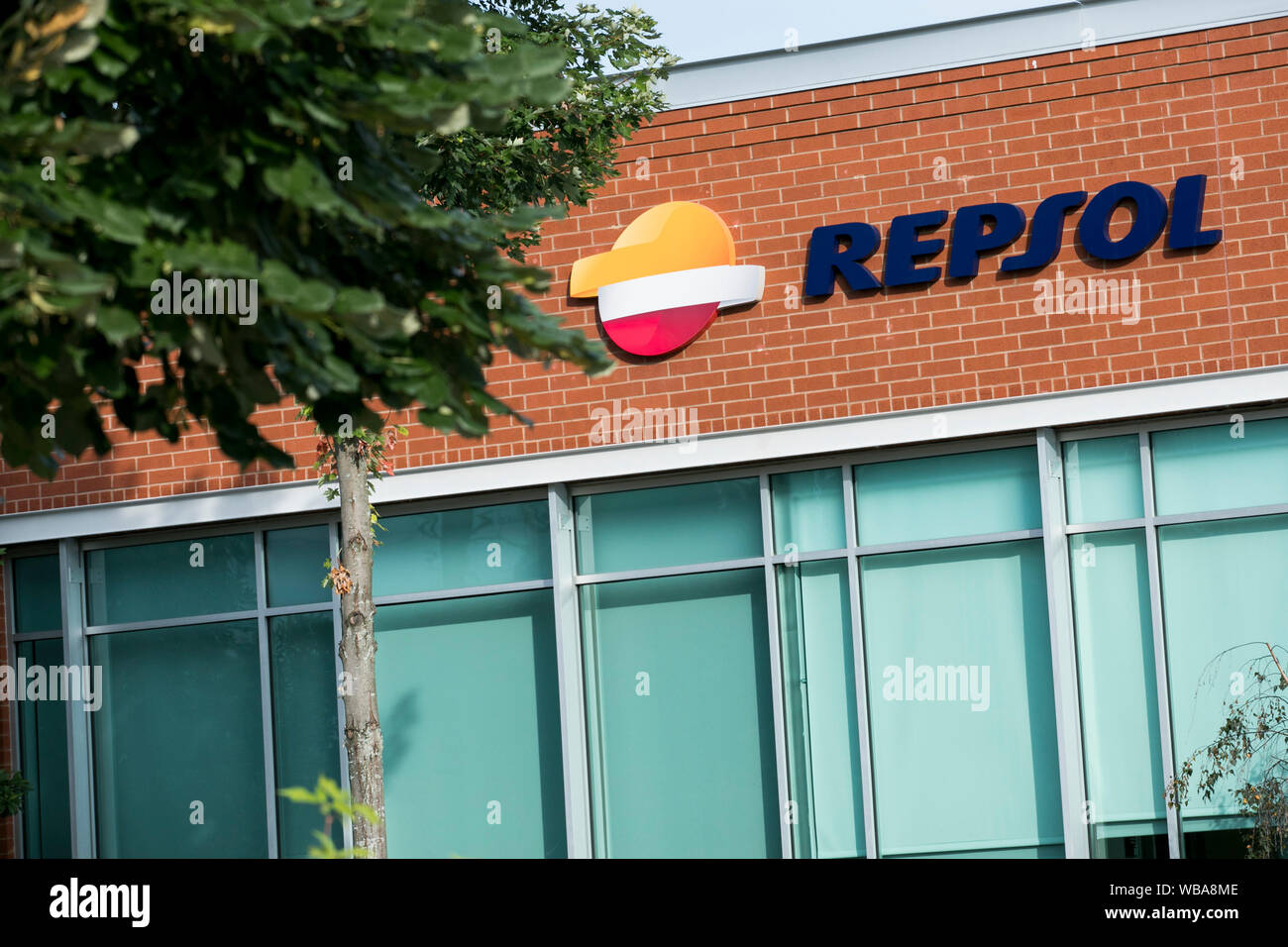 Repsol logo hi-res stock photography and images - Alamy
