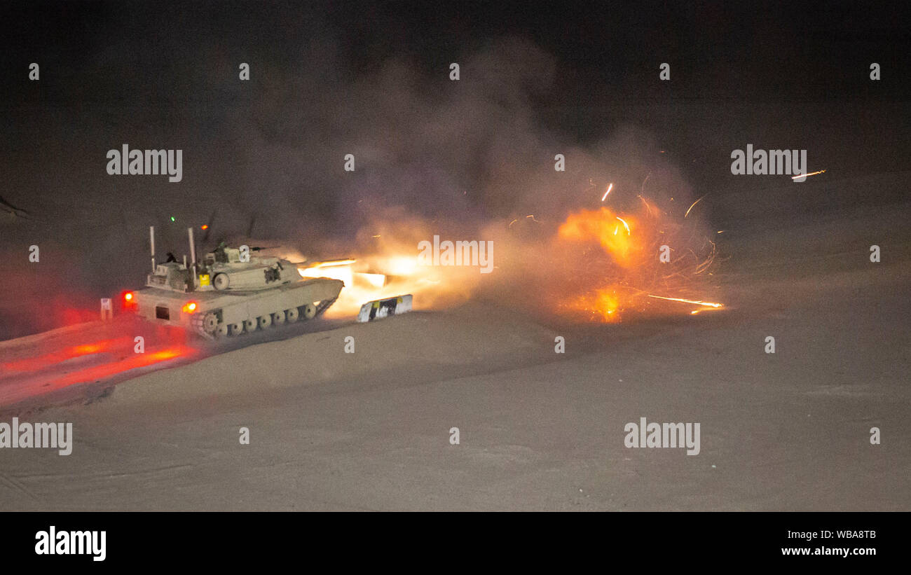 M1a1 abrams tank night fire hi-res stock photography and images - Alamy