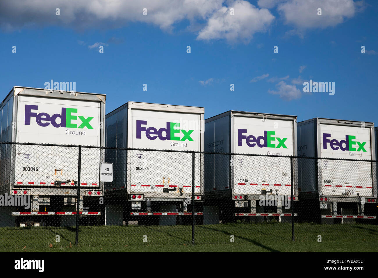 Fedex semi hi-res stock photography and images - Alamy