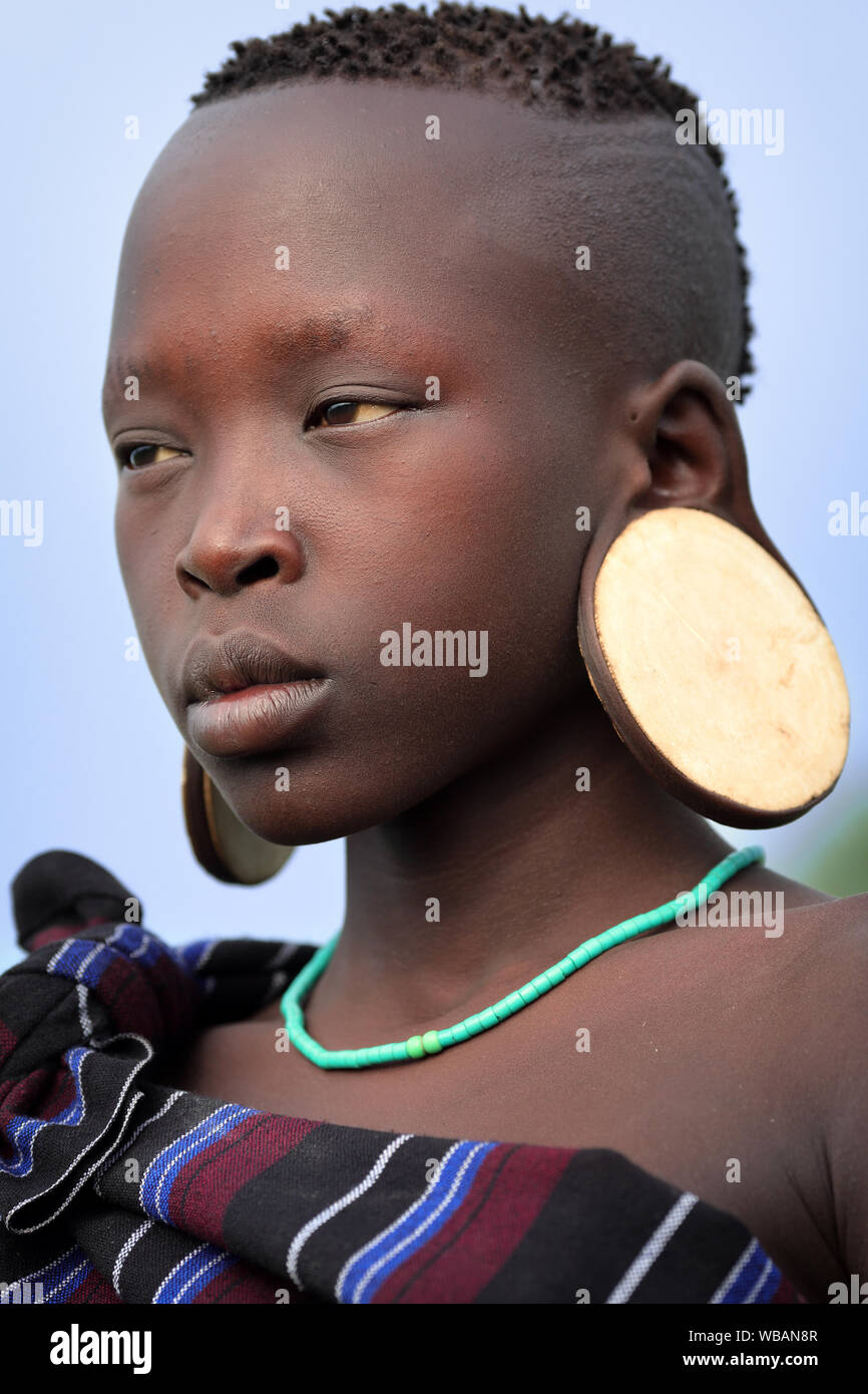 Suri ethiopia woman hi-res stock photography and images - Alamy