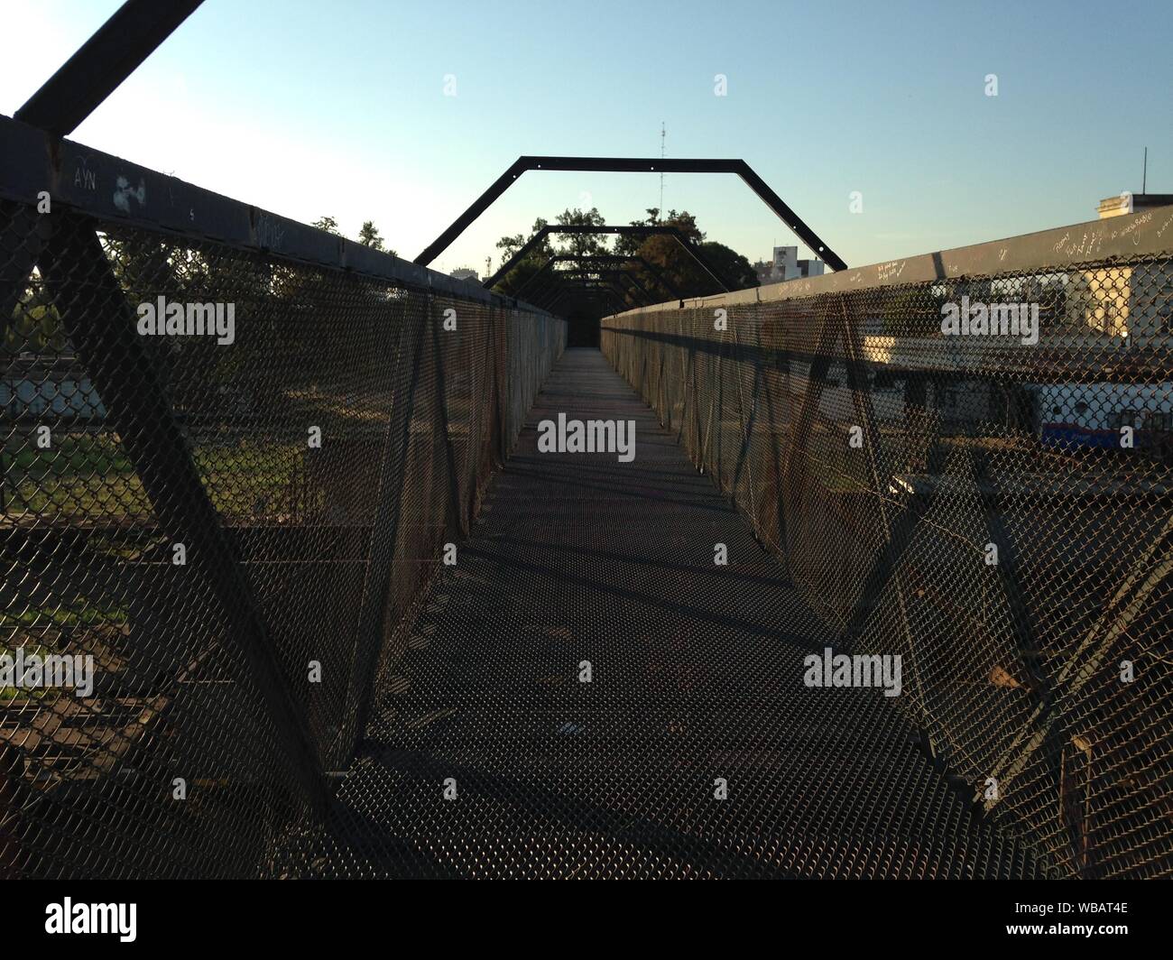 Chain link fence street art hi-res stock photography and images - Alamy