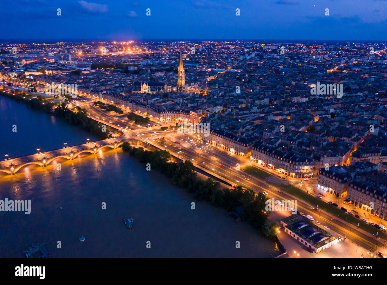Aerial view of Bordeaux cityscape on banks of Garonne river and Pont de ...