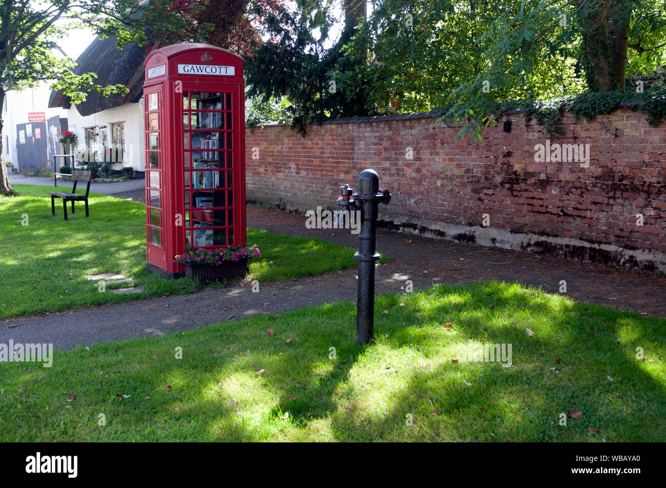 The old village pump and telephone box, Gawcott village ...