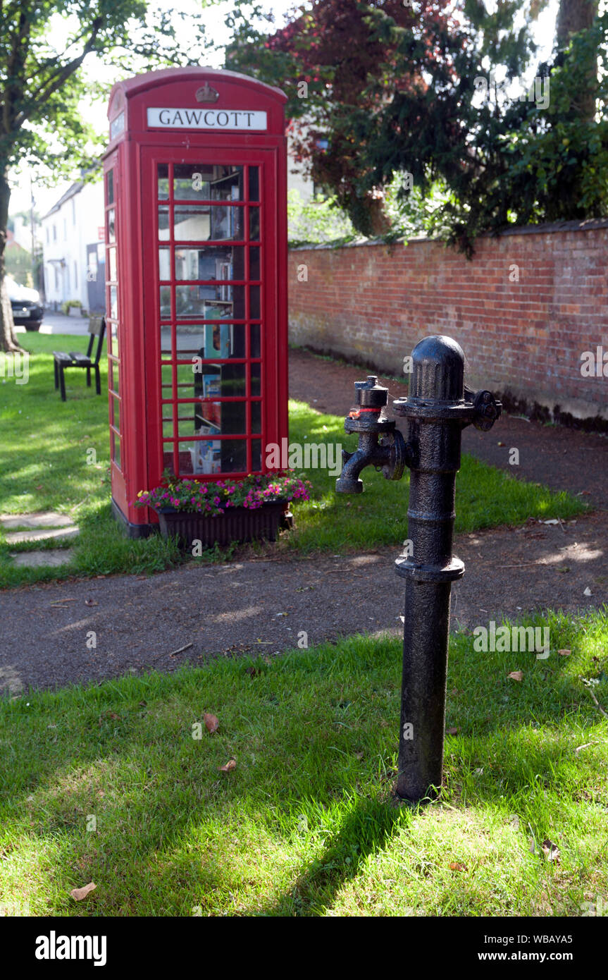 The old village pump and telephone box, Gawcott village ...