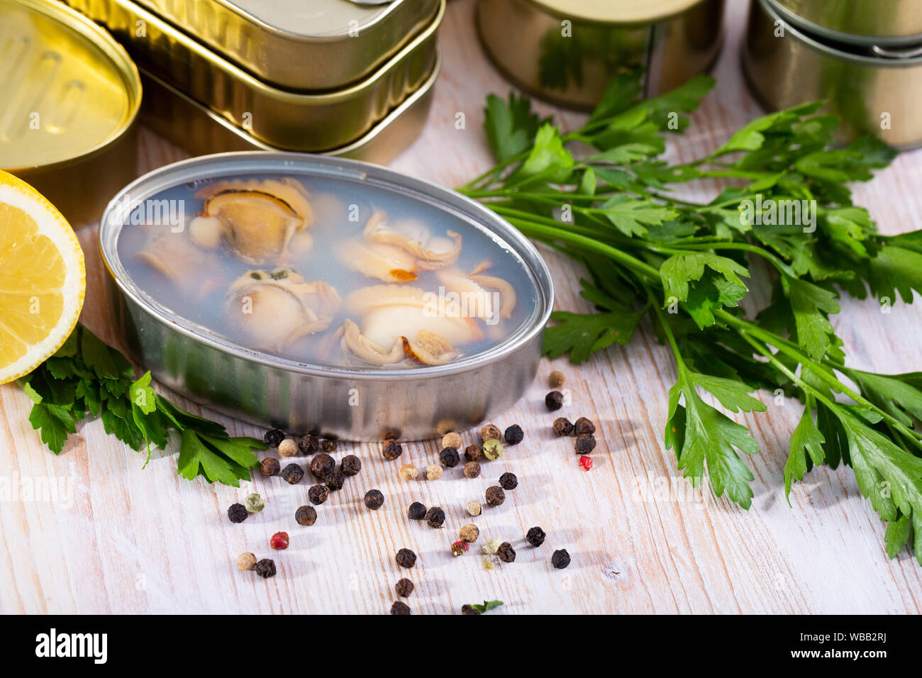 Open and closed clams hi-res stock photography and images - Alamy