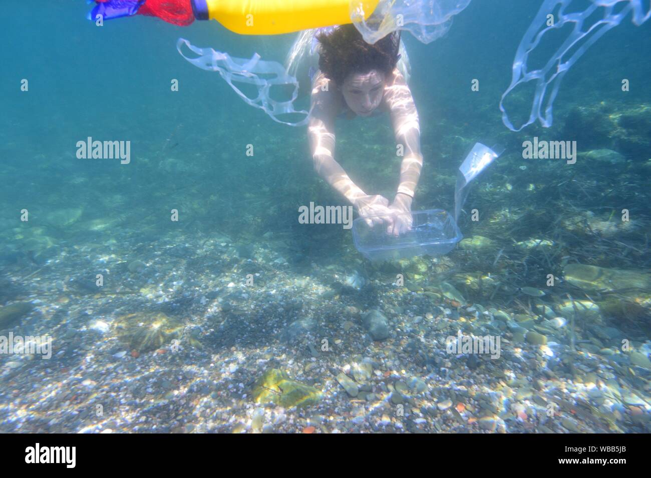Rubbish in the ocean, diving hi-res stock photography and images - Alamy