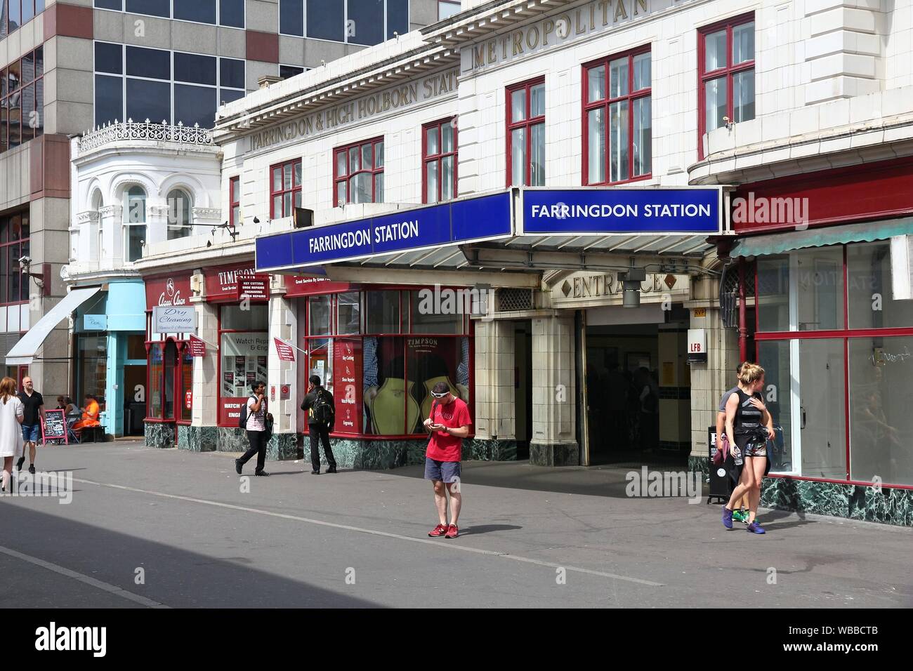 At farringdon underground station in london hi-res stock photography ...
