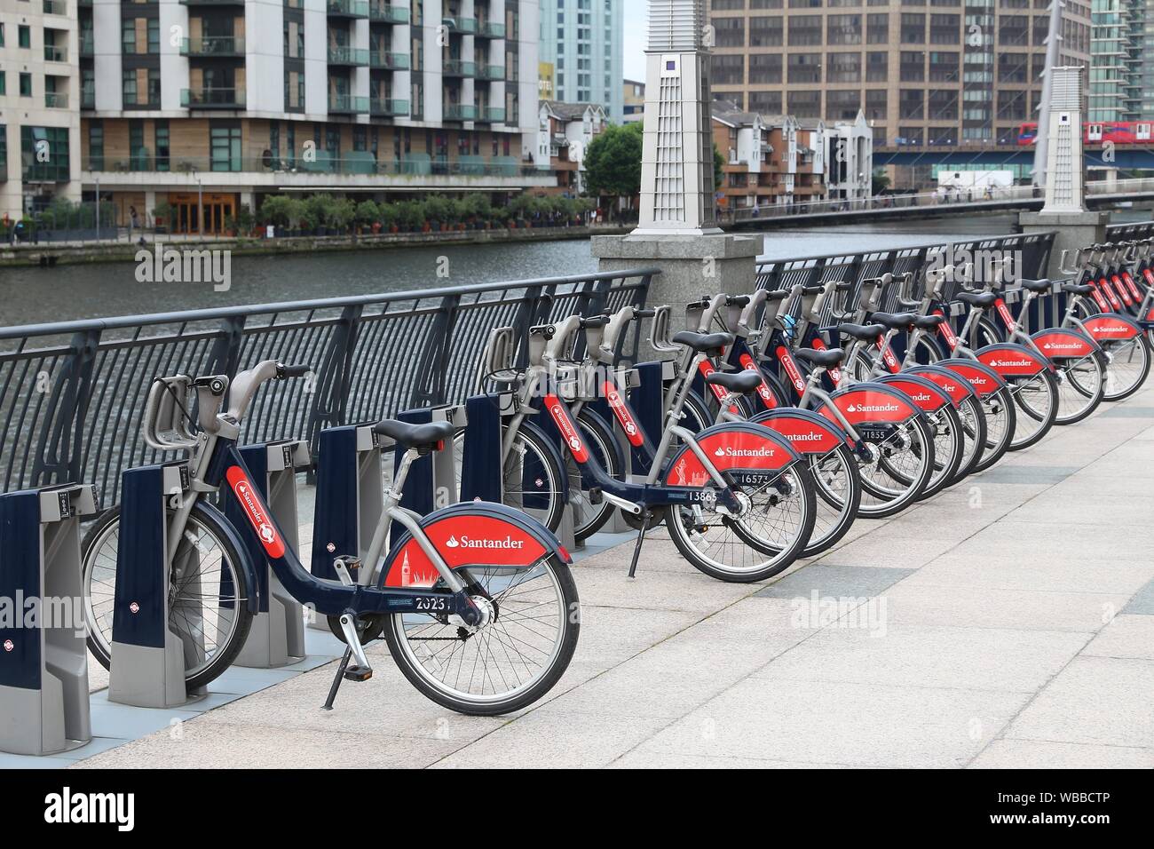 Santander bike fleet street hi-res stock photography and images - Alamy