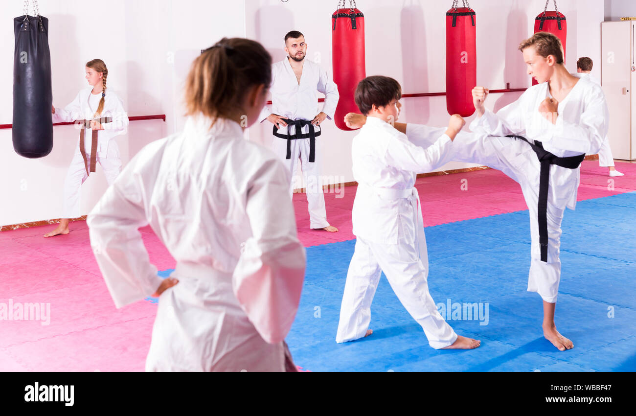 Karate class teen hi-res stock photography and images - Alamy