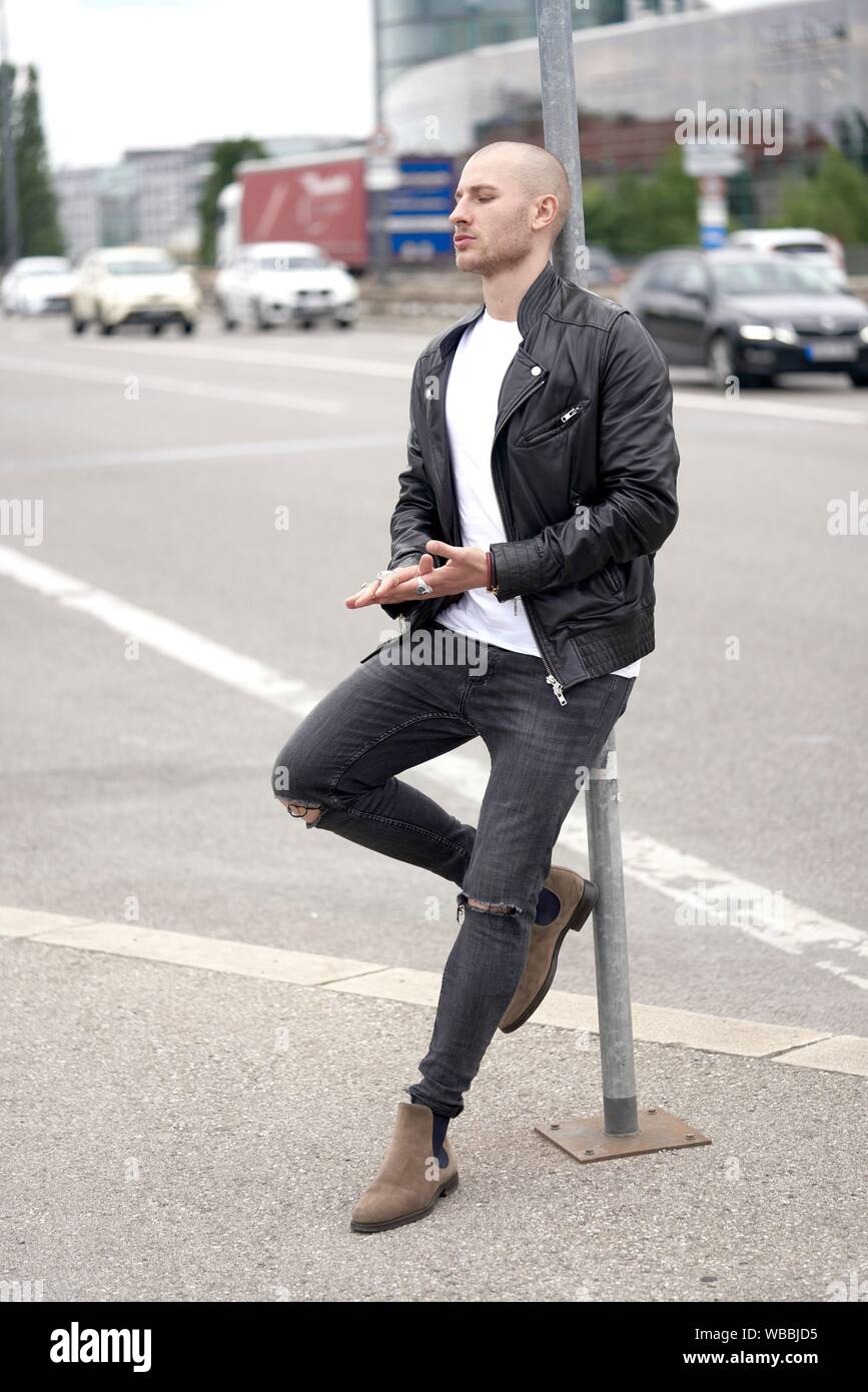 Man leaning on lamp post hi-res stock photography and images - Alamy