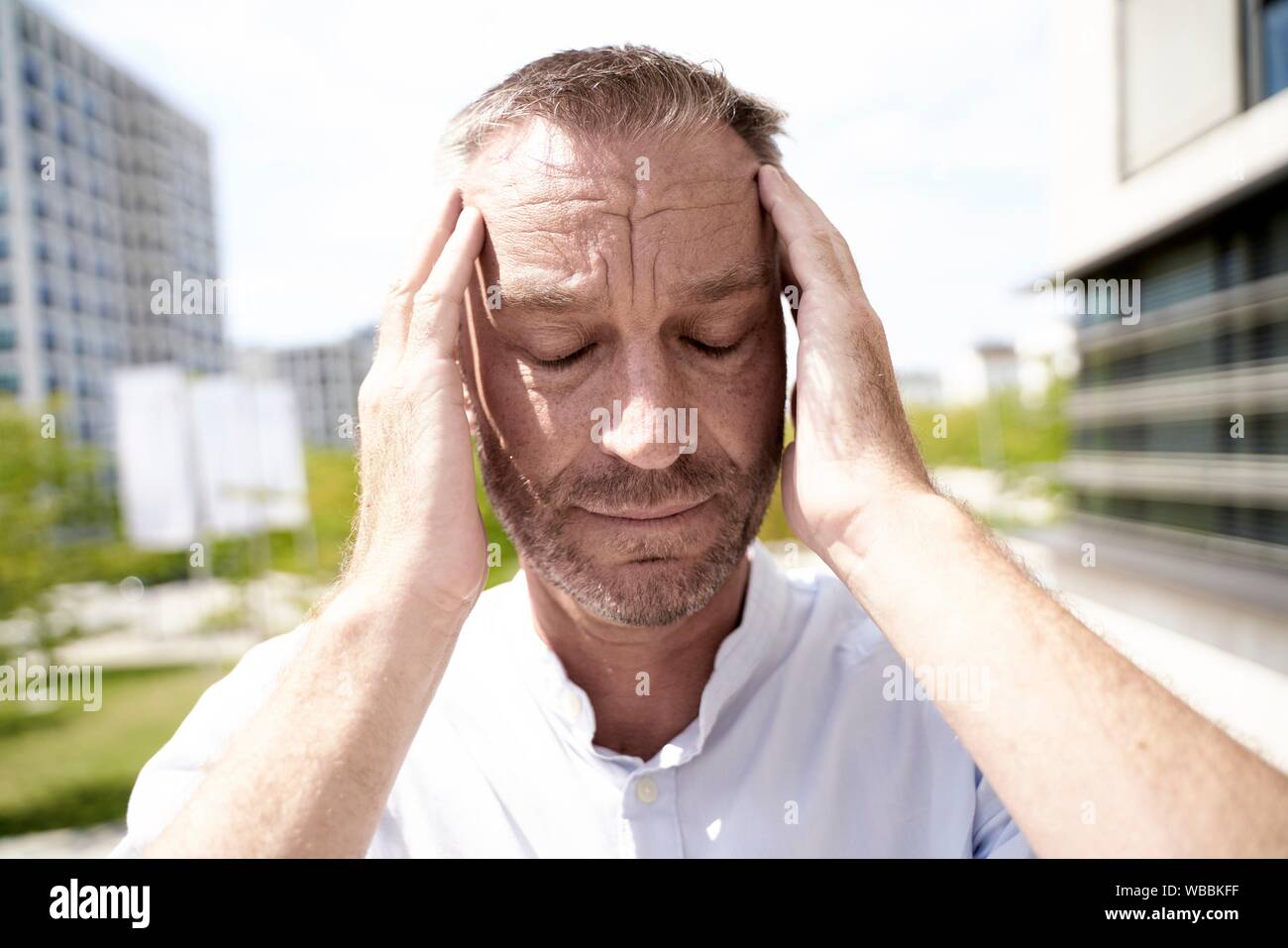 Down downcast eyes hi-res stock photography and images - Alamy