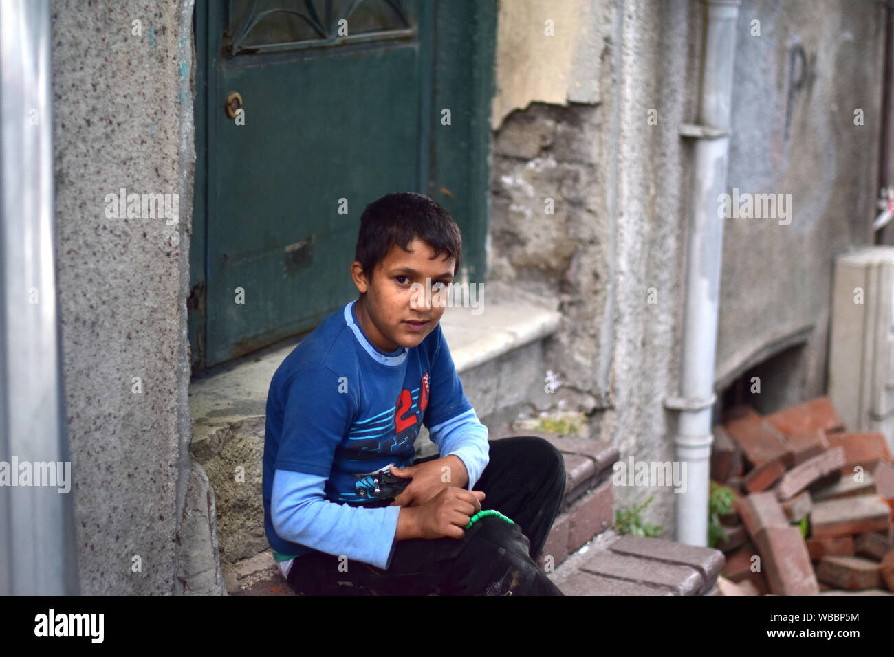 Syria war children crying hi-res stock photography and images - Alamy