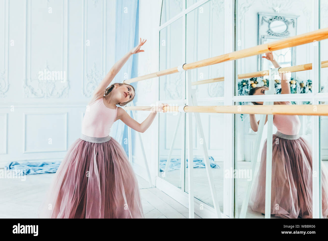 Girl dancer mirror pose hi-res stock photography and images - Alamy