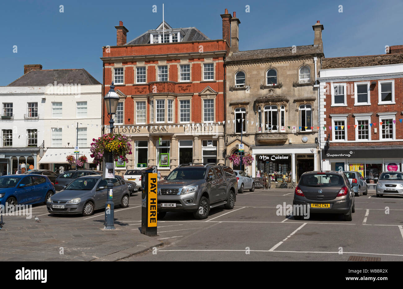 Devizes, Wiltshire, England, UK. August 2019. The Market Place in this ...