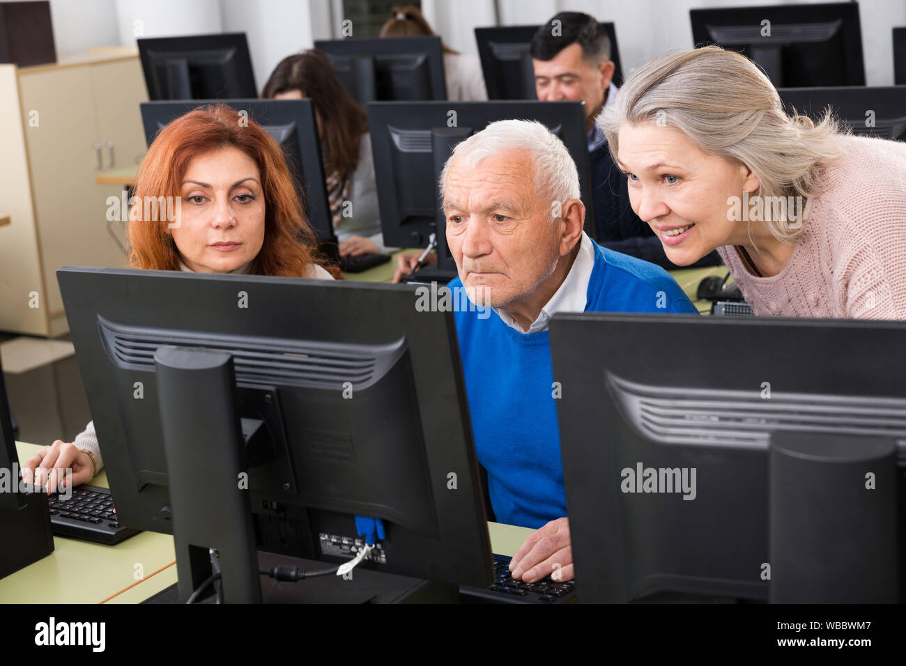 Computer classes elderly hi-res stock photography and images - Alamy